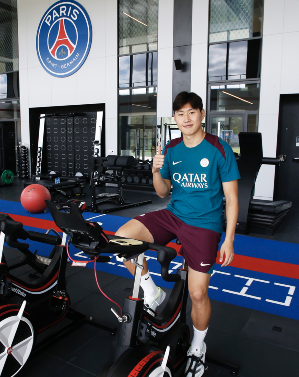 PSG star Lee Kang-in is in love