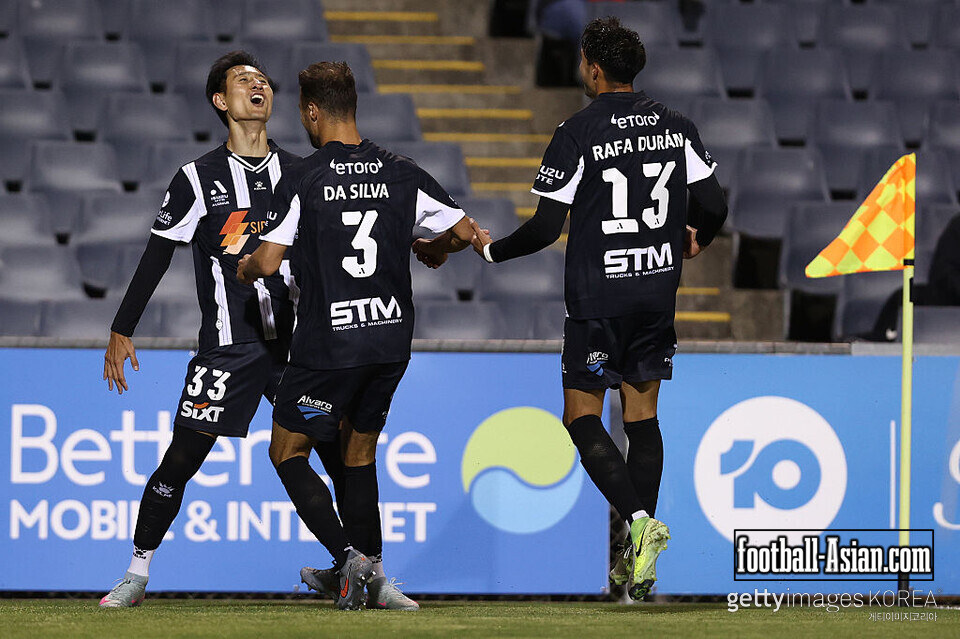 Ji Dong-won Scores Debut Winner as Macarthur Edge Adelaide United 2-1